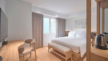 Deluxe Room, Window, Alley View | Frigobar (abastecido com itens grátis), cofres nos quartos, escrivaninha