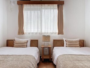 Villa, vista para o mar | Edredões de penas, cortinas/cortinados opacos, ferro/tábua de engomar 