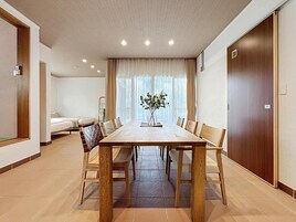 Villa, vista para o mar | Edredões de penas, cortinas/cortinados opacos, ferro/tábua de engomar 