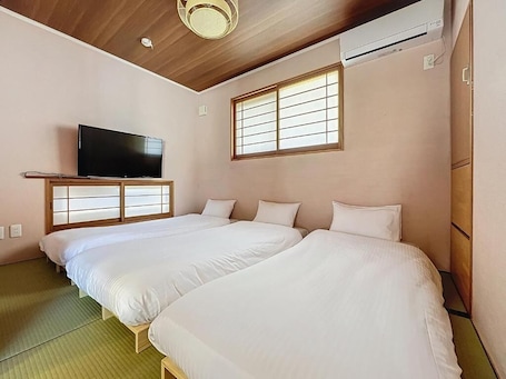 Villa, vista para o mar | Cofre no quarto, cortinas/cortinados opacos, ferro/tábua de engomar . ulu Okinawa Resort