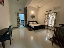 Quarto casal exclusivo, sacada, vista para a colina | Wi-Fi de cortesia