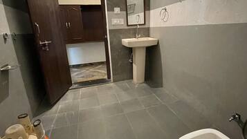 Quarto Duplo Exclusivo, varanda, vista para a colina | Casa de banho