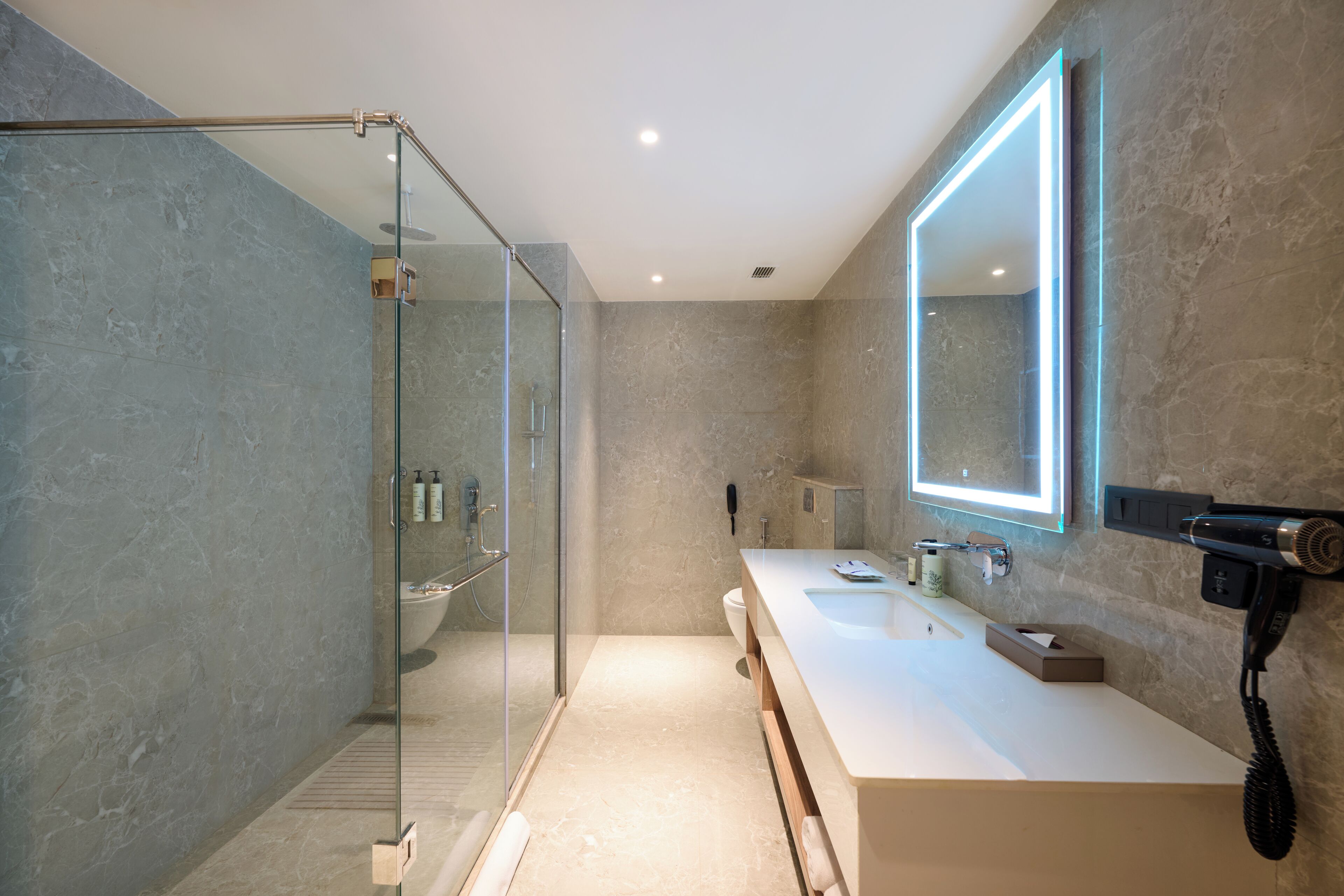 Suite, 1 cama king-size | Casa de banho | Chinelos 