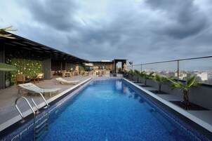 Piscina exterior, guarda-sóis 