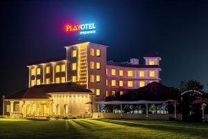 Fachada da propriedade à noite