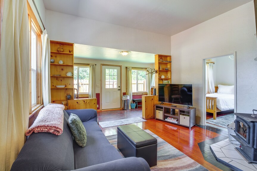 < 1 Mi To Coquille River: Cottage W/ Private Yard! - Bandon, OR