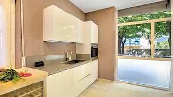 Apartamento Familiar, 3 quartos (Residenza Albachiara) | Cozinha privada | Um frigorífico, um micro-ondas, um forno, uma placa de cozinha