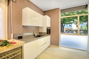 Apartamento Familiar, 3 quartos (Residenza Albachiara) | Cozinha privada | Um frigorífico, um micro-ondas, um forno, uma placa de cozinha