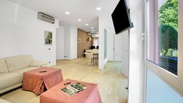 Apartamento Familiar, vários quartos (Residenza Albachiara) | Sala de estar | Televisor de ecrã plano de 21 polegadas com canais por cabo