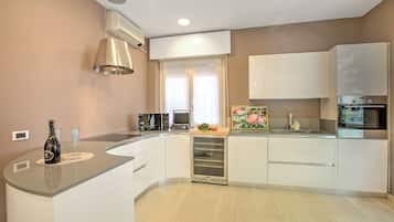 Apartamento Familiar, 3 quartos (Residenza Albachiara) | Cozinha privada | Um frigorífico, um micro-ondas, um forno, uma placa de cozinha