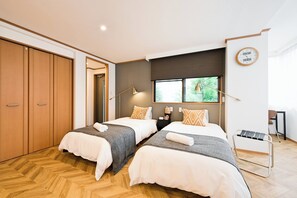 Quarto quádruplo básico, para não fumantes, vista para a cidade | Escrivaninha, espaço de trabalho para notebook, cortinas blackout