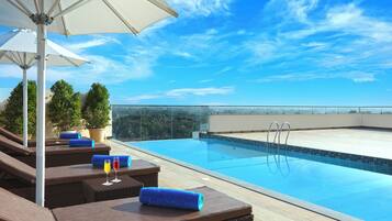 Piscina externa, funciona das 7h às 19h, guarda-sóis