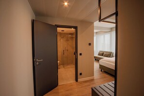 Quarto Duplo Comfort, vista para o rio | Casa de banho | Chinelos