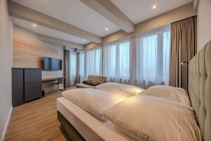 Quarto triplo conforto | Cofres nos quartos, ferros/tábuas de passar roupa, Wi-Fi de cortesia