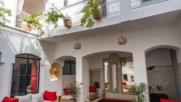 Piscina externa, guarda-sóis, espreguiçadeiras