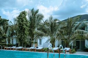 Piscina exterior, guarda-sóis, nadadores-salvadores no local 