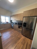 Minifrigorífico, um micro-ondas no espaço comum, uma cafeteira/bule