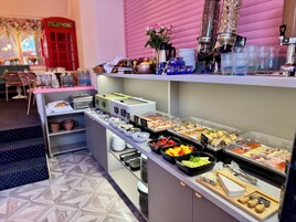 Café da manhã com buffet grátis todos os dias