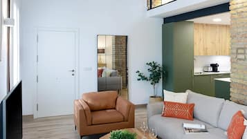 Apartamento (3 Bedrooms) | Sala de estar | Smart TV de 52 polegadas com canais via satélite