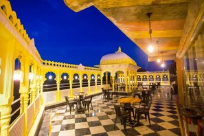 Pequenos-almoços, almoços, jantares servidos, com vista para a piscina