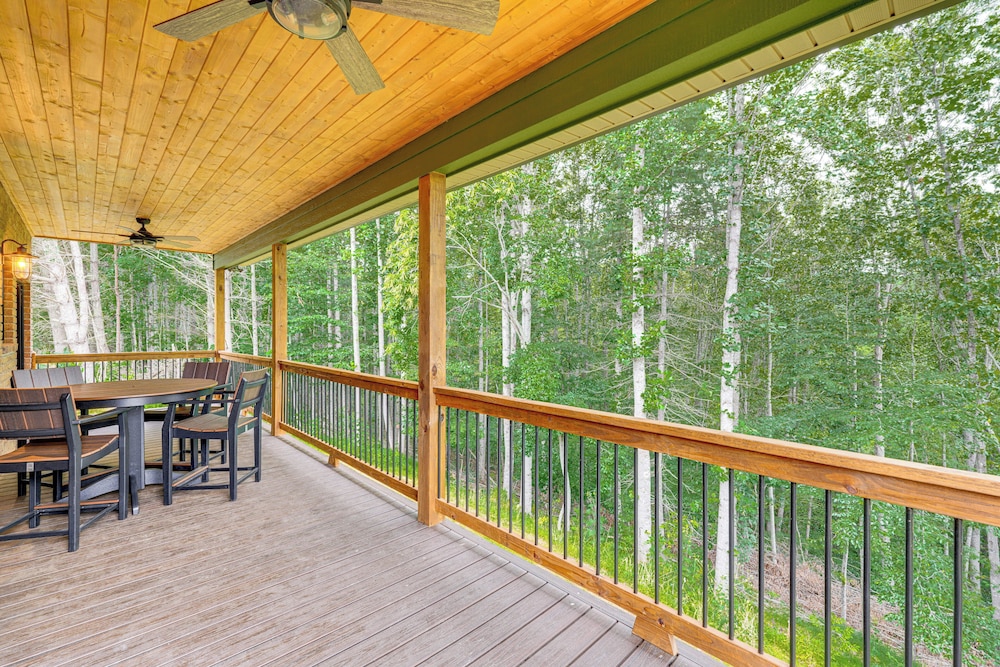 Long-range Views: Blue Ridge Mtn Cabin W/ 3 Decks - Roan Mountain State Park, Roan Mountain