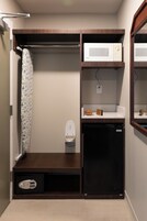 Minifrigorífico, um micro-ondas 