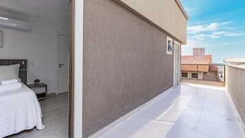 Quarto Twin Comfort, vista parcial para o mar | Terraço/pátio interior