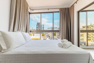 Quarto Triplo Superior, Vista para a cidade | Wi-fi grátis 