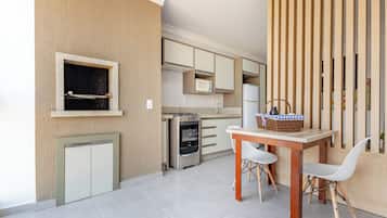 Quarto triplo superior, vista para a cidade | Cozinha privada