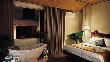 Quarto casal luxo, vista para a cidade | Escrivaninha, Wi-Fi de cortesia, roupa de cama