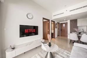 2 Bedroom Apartment - High Floor & Canal View | Sala de estar