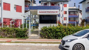 Um edifício residencial com uma placa indicando 