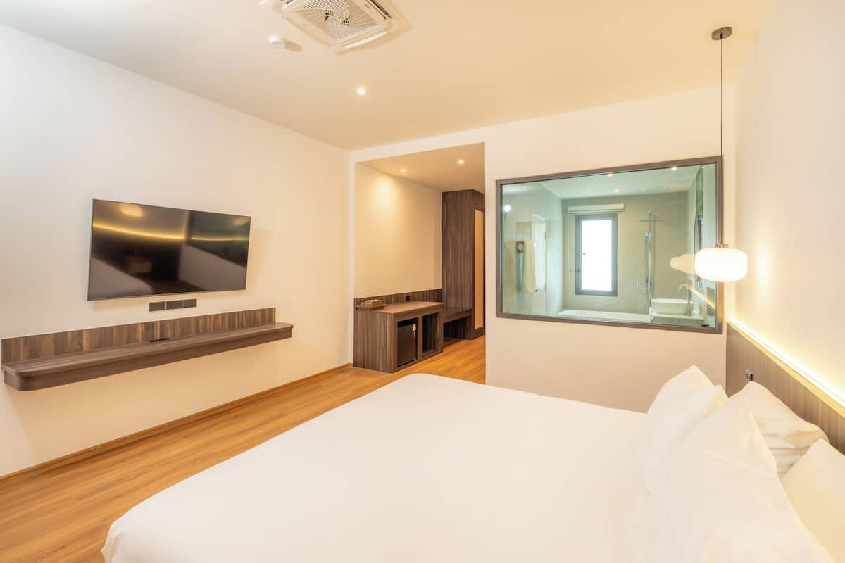 Quarto Superior, varanda, vista para o lago | Cofre no quarto, secretária, ferro/tábua de engomar, Wi-fi grátis