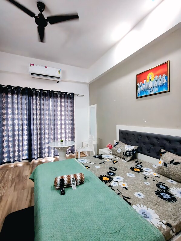 Suíte estúdio luxo, vista para a cidade | Cofres nos quartos, espaço de trabalho para notebook