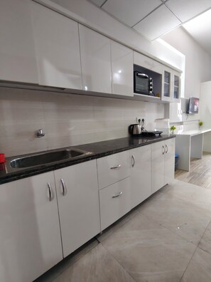 Suíte estúdio luxo, vista para a cidade | Cozinha privada | Geladeira grande, micro-ondas