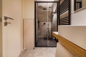 Um polibã, um secador de cabelo, toalhas fornecidas, sabão 