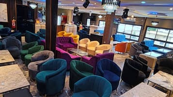 5 bares/lounges, esta cervejaria, este piano bar