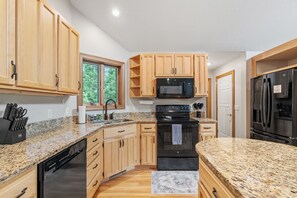 Casa (3 Bedrooms) | Cozinha privada | Um micro-ondas, um forno, uma placa de cozinha 