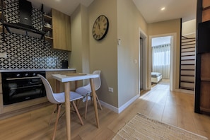 Apartamento Superior, 1 quarto, pátio, Vista para a cidade | Sala de estar | Smart TV