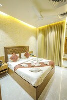 Quarto Duplo Deluxe | Minibar, cofre no quarto, secretária