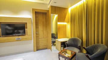 Quarto casal superior | Frigobar, cofres nos quartos, escrivaninha