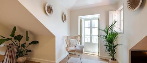 Modern Apartment with Plenty of Natural Light | Sala de estar | Televisor de ecrã plano de 22 polegadas com canais por cabo