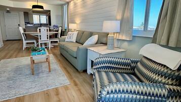 Apartamento em Condomínio Fechado, várias camas, varanda (Oceania Beach Club 406) | Sala de estar