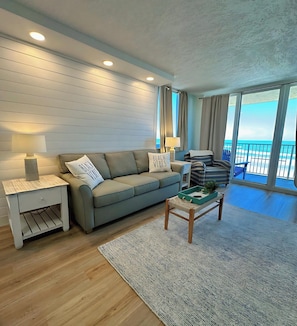 Apartamento em Condomínio Fechado, várias camas, varanda (Oceania Beach Club 406) | Sala de estar | Televisor de ecrã plano de 42 polegadas com canais digitais