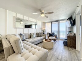 Apartamento em Condomínio Fechado, várias camas, varanda (Oceania Beach Club 305) | Sala de estar