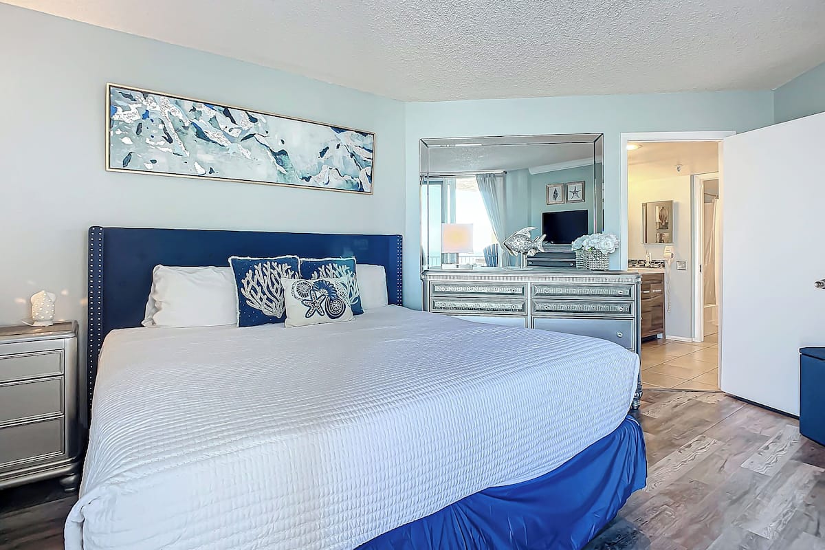 Apartamento em Condomínio Fechado, várias camas, varanda (Oceania Beach Club 304) | 2 quartos, com decoração personalizada, com mobília individualizada