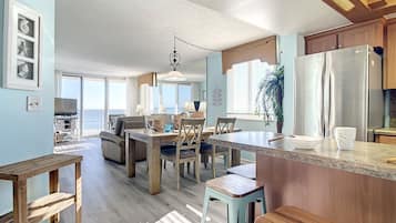 Condo, várias camas, sacada, vista para o oceano (Oceania Beach Club 401) | Opções para refeição