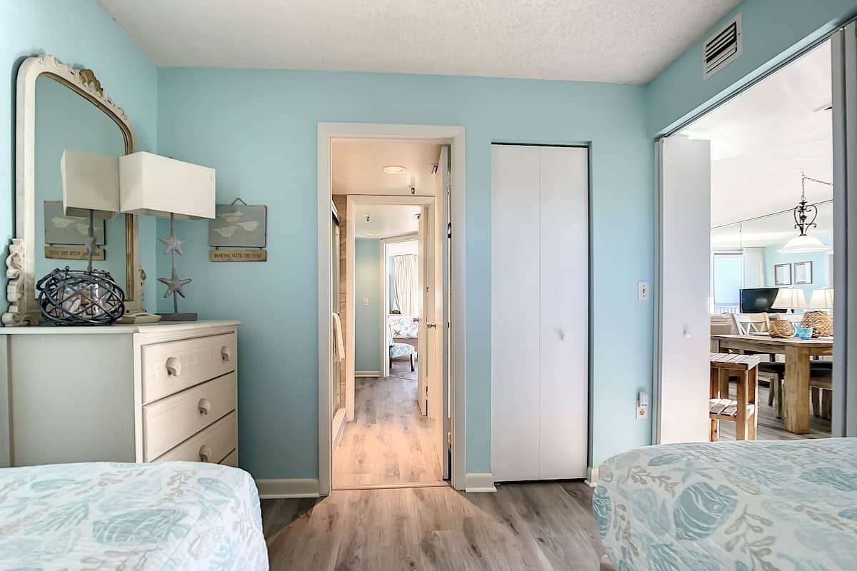 Apartamento em Condomínio Fechado, várias camas, varanda (Oceania Beach Club 401) | 2 quartos, com decoração personalizada, com mobília individualizada