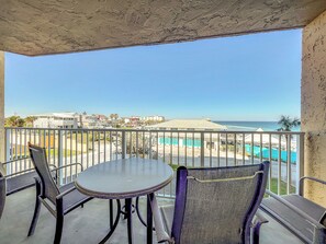 Apartamento em Condomínio Fechado, várias camas, varanda (Oceania Beach Club 307) | Refeições ao ar livre