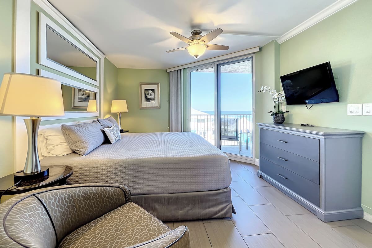 Apartamento em Condomínio Fechado, várias camas, varanda (Oceania Beach Club 307) | 2 quartos, com decoração personalizada, com mobília individualizada